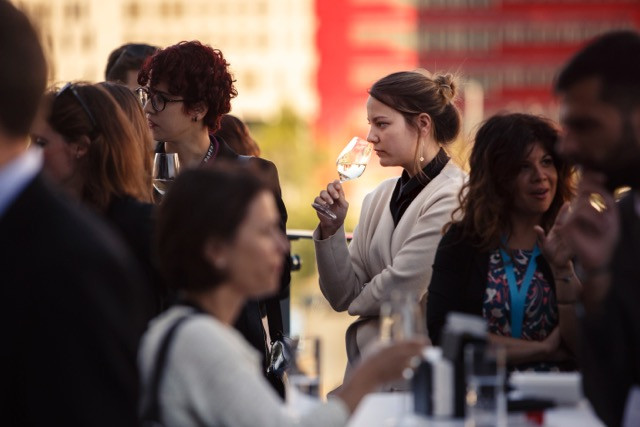 A good riesling to network | Delano News