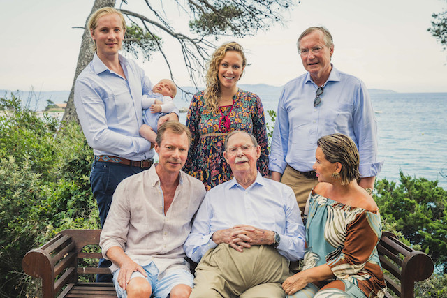 Royals release 4 generations holiday snap | Paperjam English News